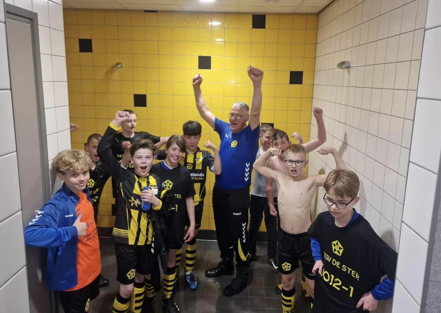 JO12-1 en Jan Weijers vieren kampioenschap ! | RKSV De Ster